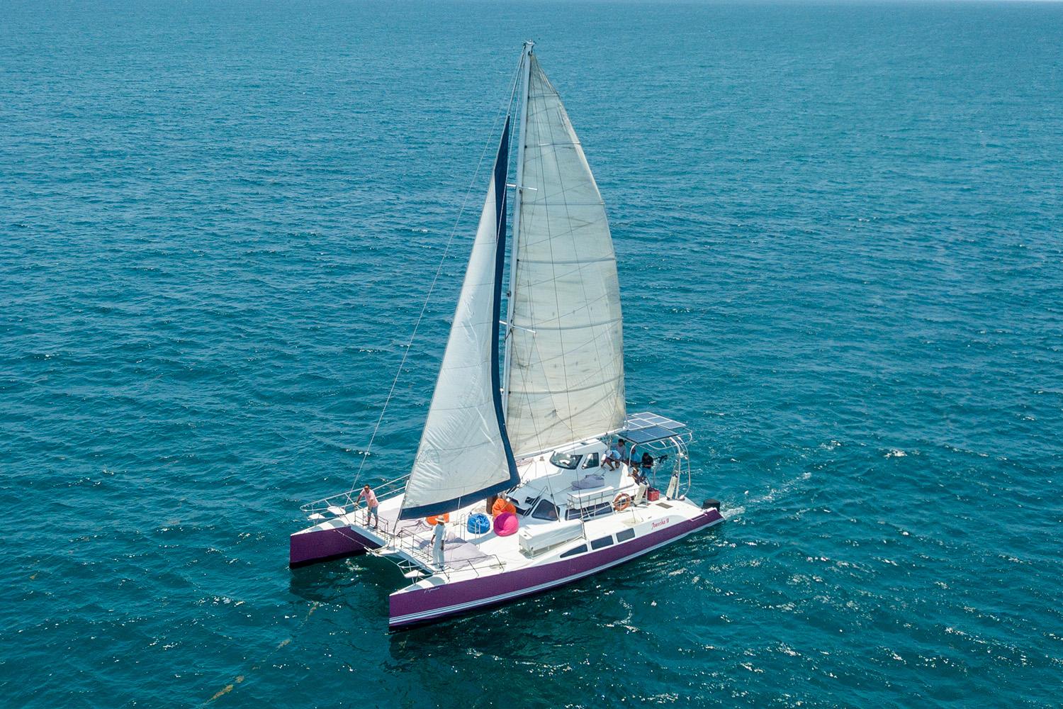 Cruise Catamaran Aneecha II Mengelilingi Pulau Gili | Ticketboat.id